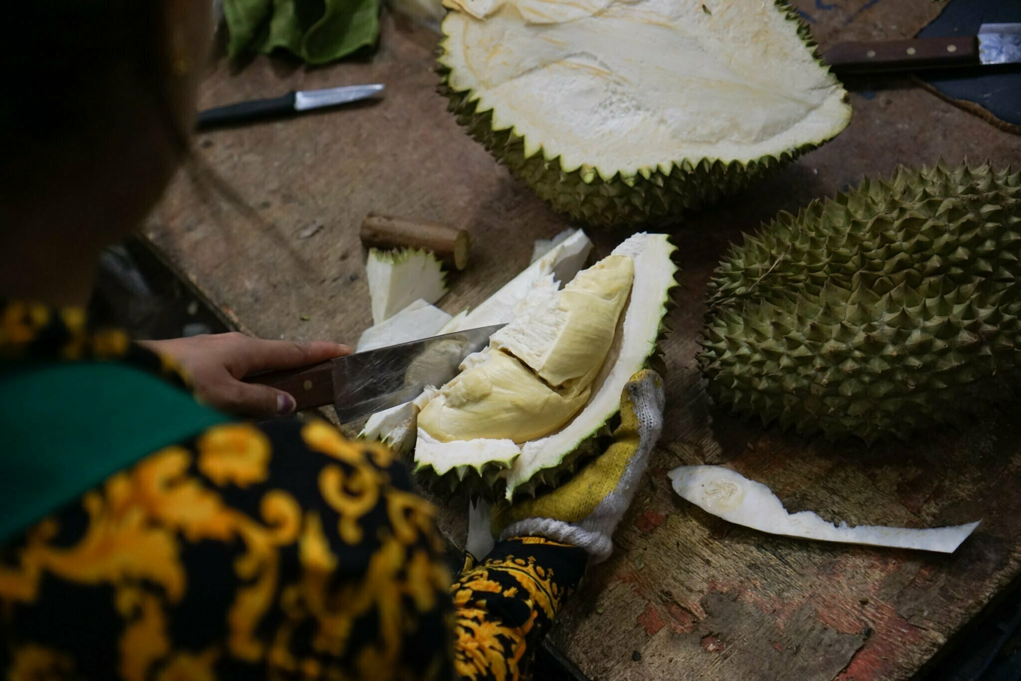 5 Things to look out for when picking durians! - Golden Moments | Singapore